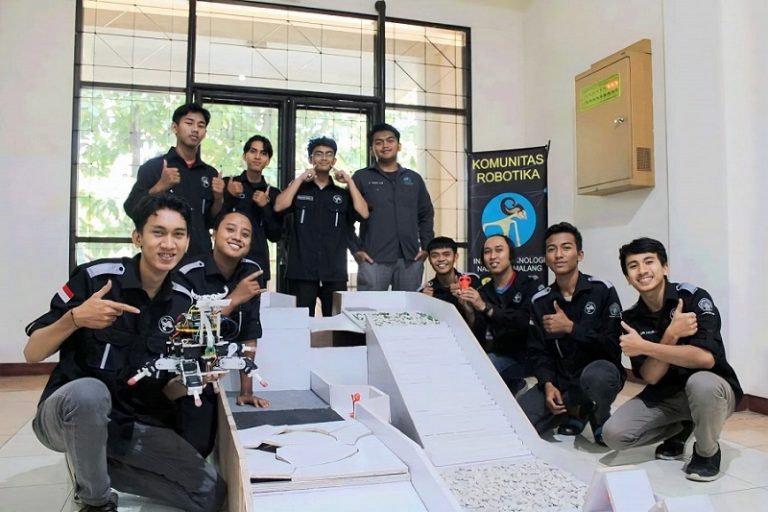 Robot SAR e-Sadewa Selamatkan Korban pada Kontes Robot Indonesia